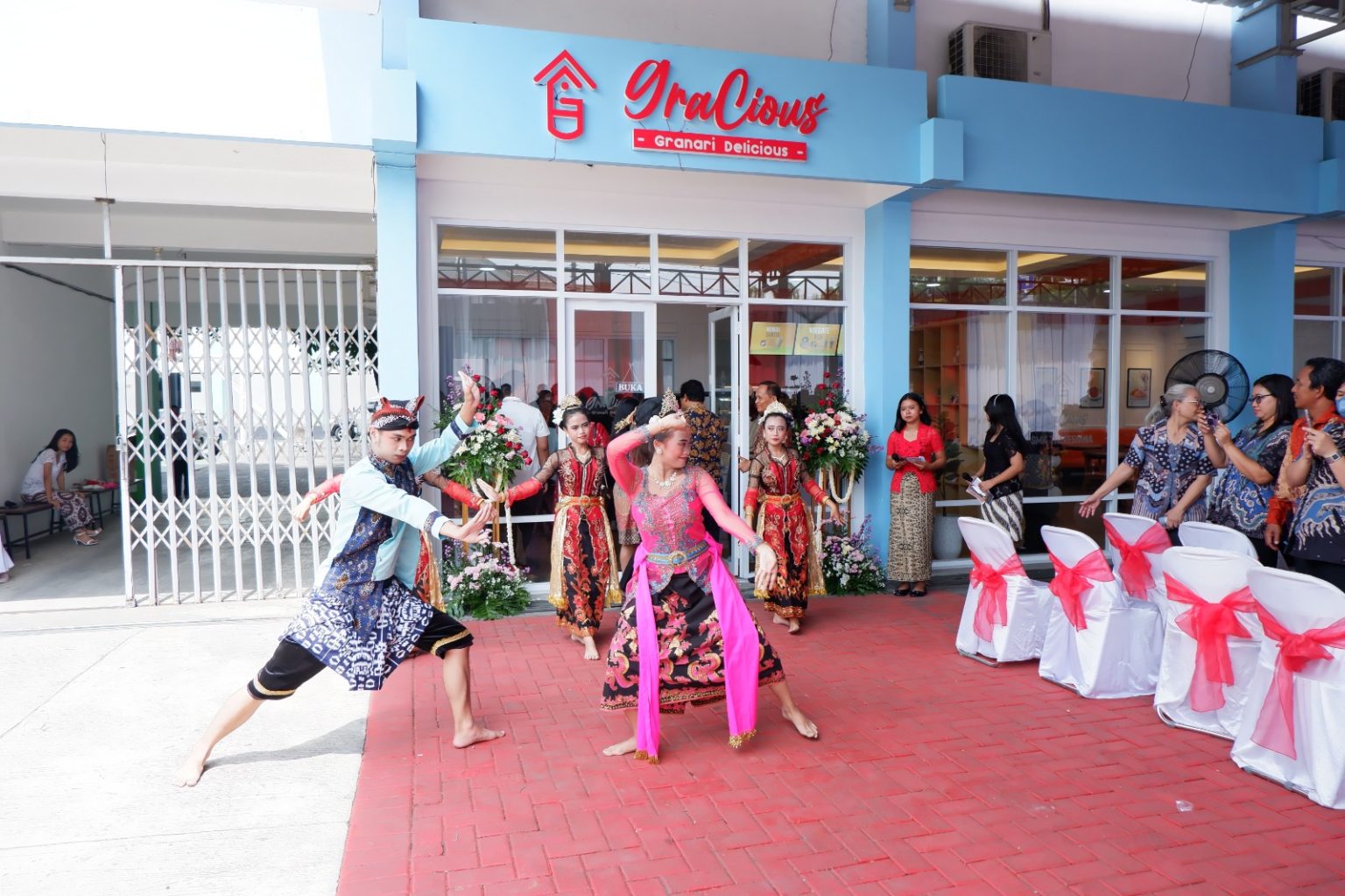 BAKERY DAN CAFE , " GRACIOUS" TEMPAT BARU UNTUK NONGKY ANAK-ANAK ...